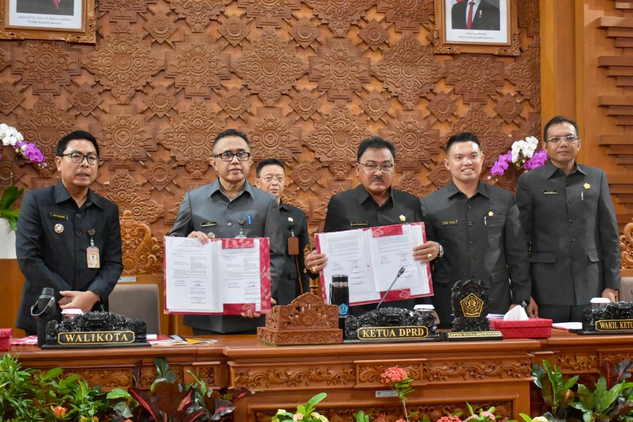 Seluruh Fraksi DPRD Kota Denpasar Setujui Penetapan Ranperda Pertanggung Jawaban APBD TA. 2024 ...