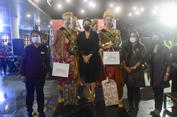 Dengan Prokes Yang Ketat, Selly Mantra Hadiri Pemilihan Putra Putri ...